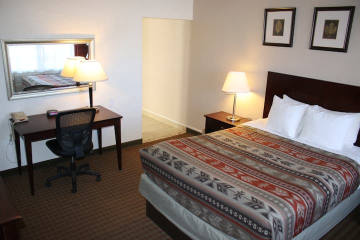 1 Queen Non-smoking Accessible - Alamogordo, NM
