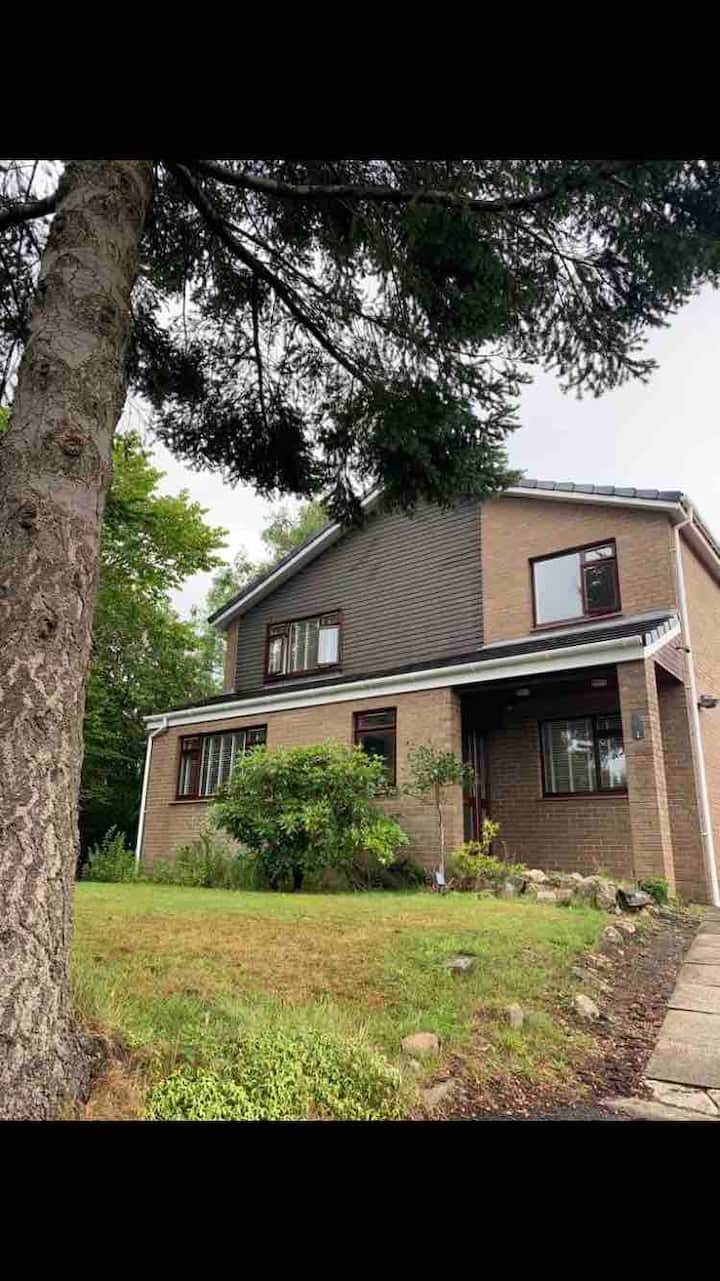 4 Bedroom Detached House, 2 Bathrooms, Fibre Wi-fi - Glasgow