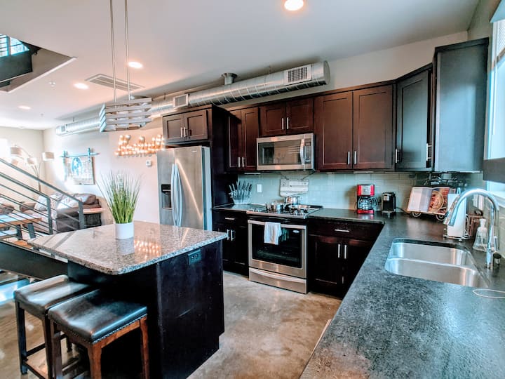 Rooftop Pad | 2br Dt Nash Townhome Near Broadway