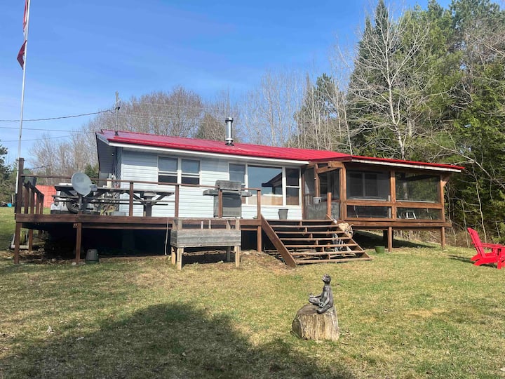 Waterfront Cottage In A Natural Rustic Setting - Kawartha Lakes