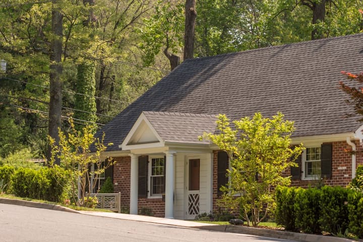 Luxury Furnished Home Near Uva, Darden, Downtown - Charlottesville, VA