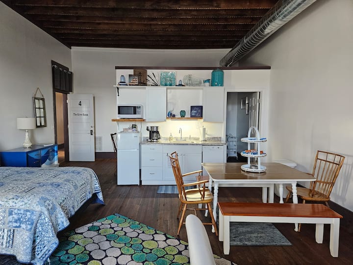 Lodging On Plum ~ The River Room - Havana, IL