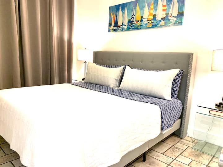 Glorious 1 Bed 1 Bath Apartment Near The Beach - Miami Beach, FL