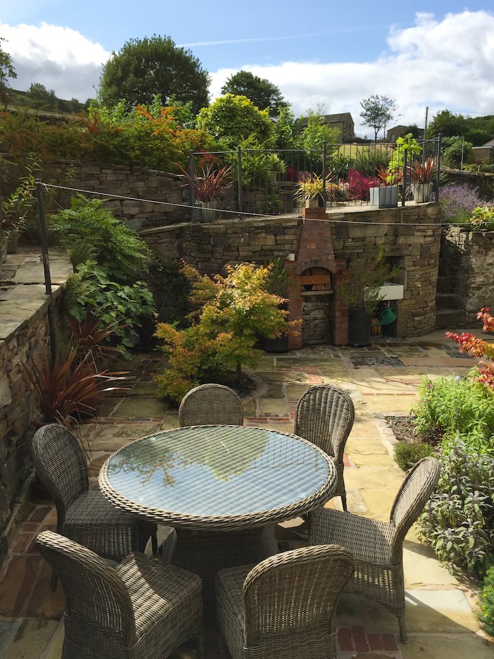 Eastholme Cottage, Holmfirth.  Short Walk To Village Centre In Lovely Setting - West Yorkshire