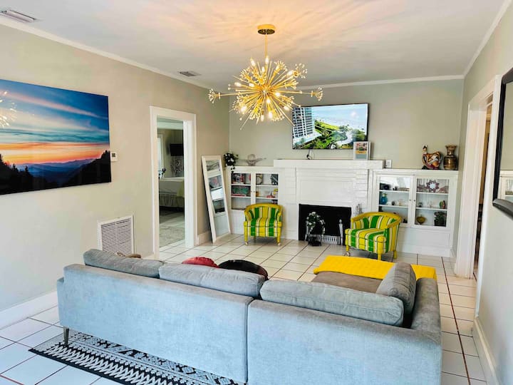 5 Yr Super Host! 2 Suites, Yard, Parking, Laundry - Miami
