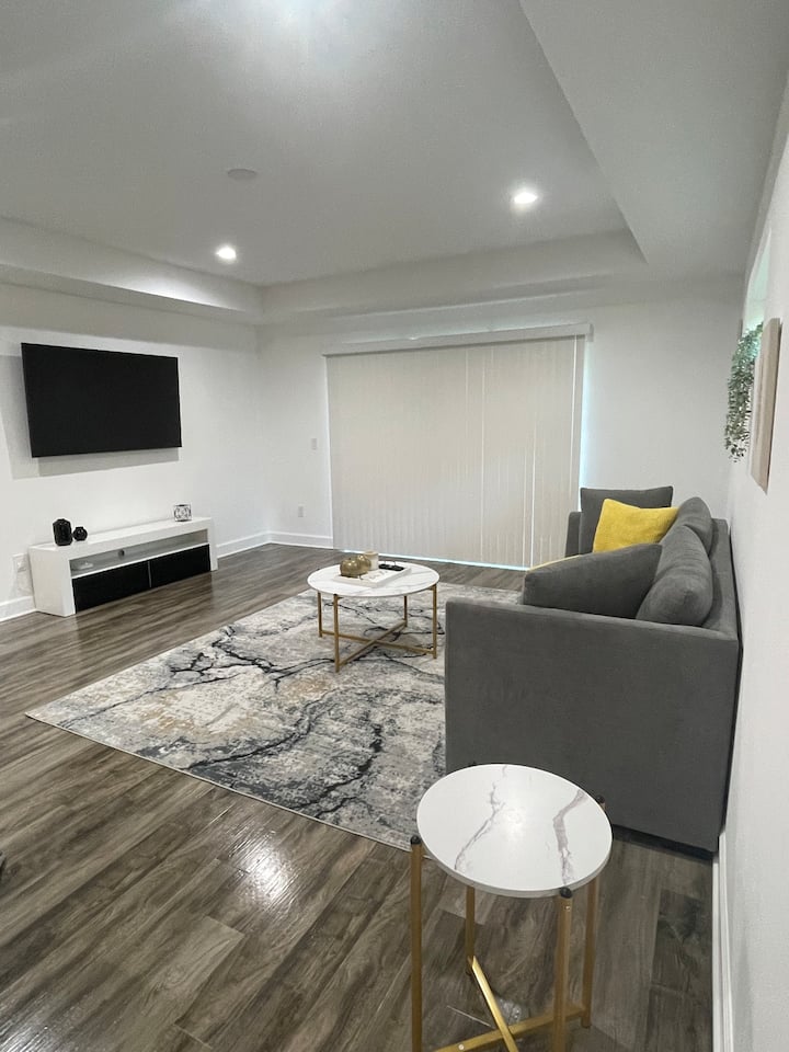 Brand New House Walking Distance To Busch Gardens - Tampa, FL