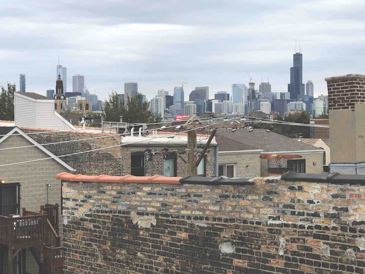 Wicker Park Top-floor Private Balcony Views - Chicago, IL