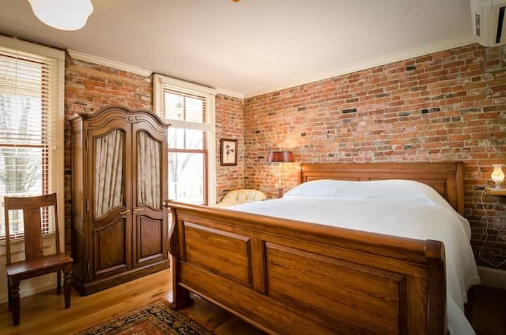 Parkview Inn And Boutique Hotel -Balcony King 201 - State of New York