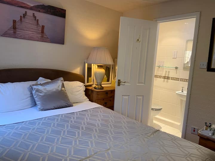 Room 6 - Double En Suite Room With Electric Shower - Grasmere