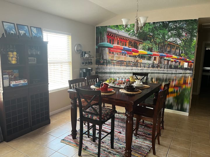 Festive 2-bedroom Duplex, Private Parking - San Antonio, TX
