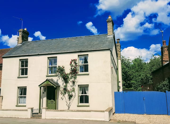 Family Home With Spectacular Garden - Ely