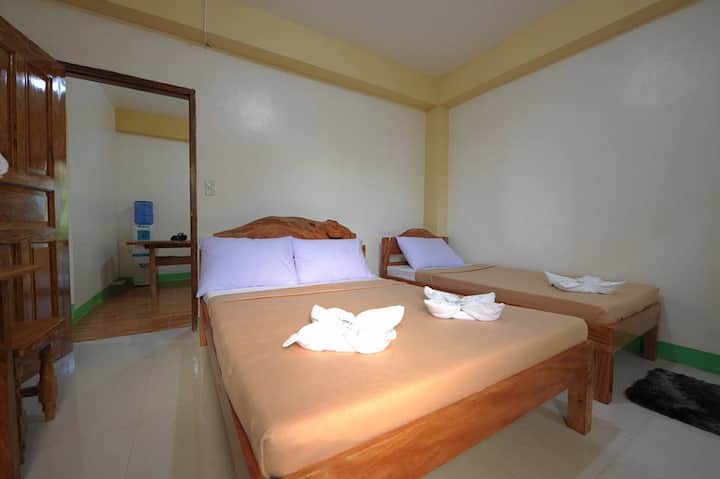 Hudhud Homestay: 3ple Room W/ Own T&b Scenic View - Ivana
