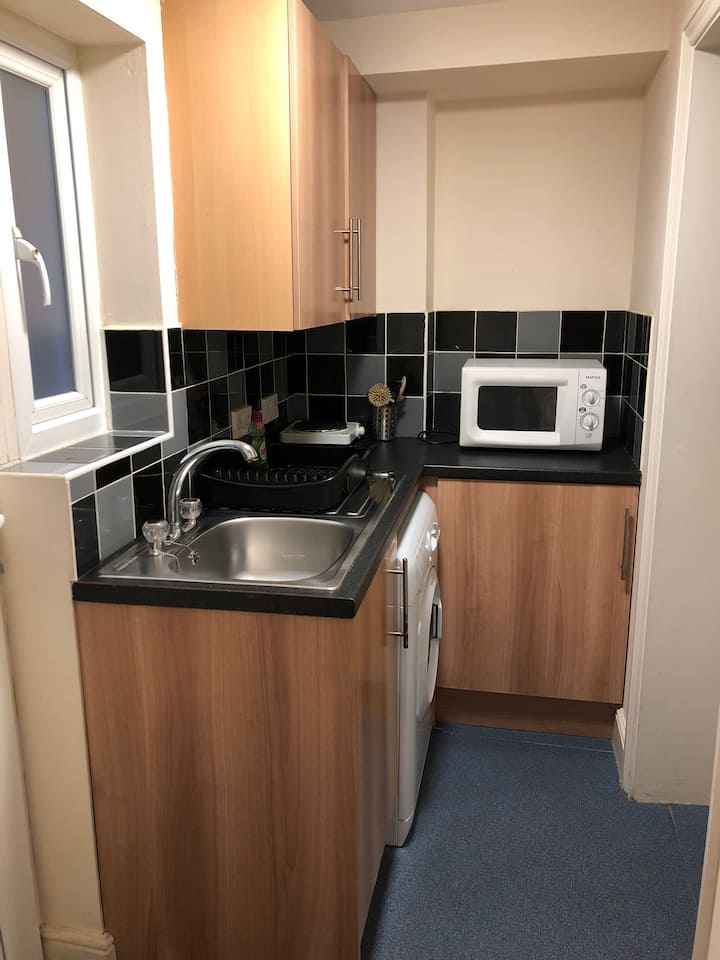 Small Self Contained Annex - Staines-upon-Thames