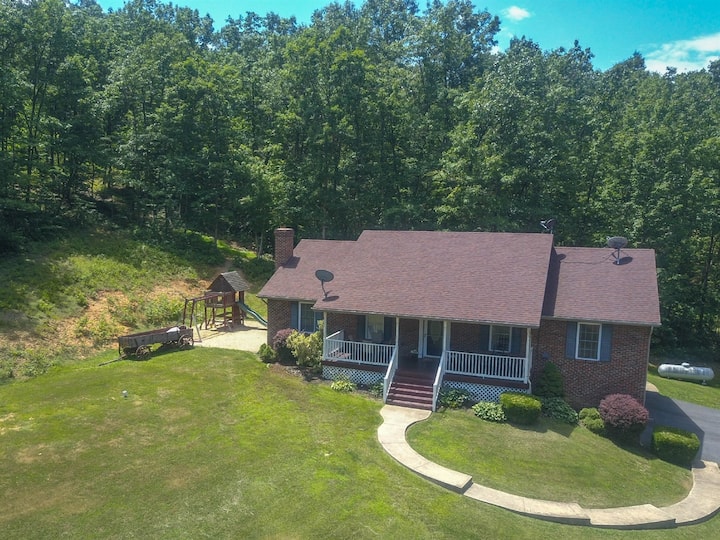 Old Wagon Lodge | Spacious Retreat | Wifi & Hot Tu - Stanley, VA