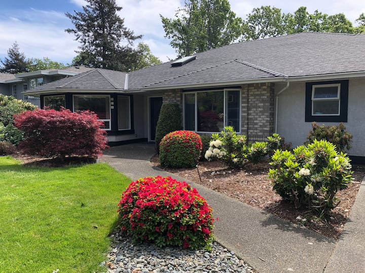 Raina’s House  15min  Distance To Downtown - Saanich