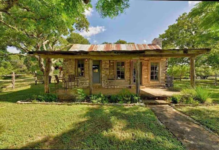 Cozy 1800’s Hill Country Casita - Lakeway, TX
