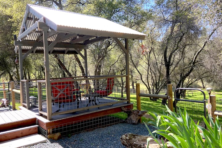 Red House Retreat - Local Artists Sculpture Garden - Lake of the Pines, CA