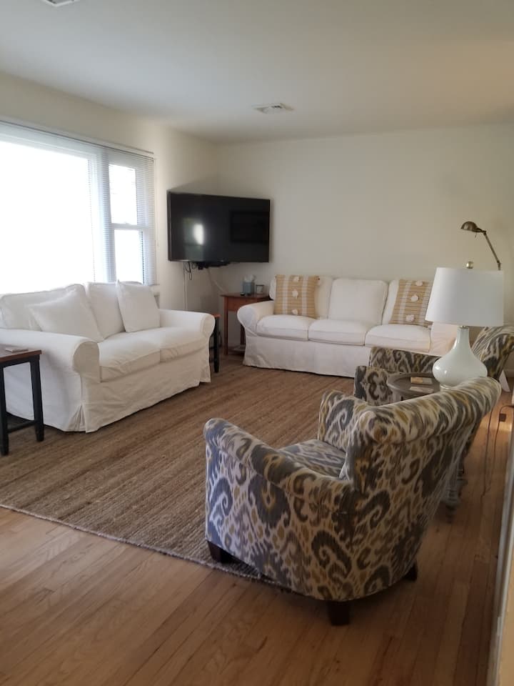 Ideal Location! Walk To Town And Haven's Beach. - The Hamptons, NY