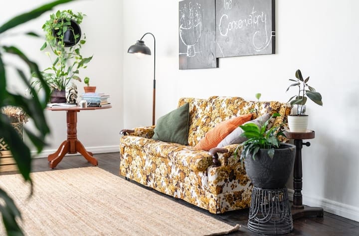 The Conservatory. Lush Retro Inner City Pad. - Wagga Wagga