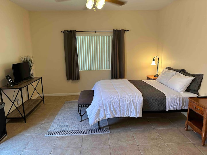 Cozy Casita On Petunia Place - Palm Desert, CA