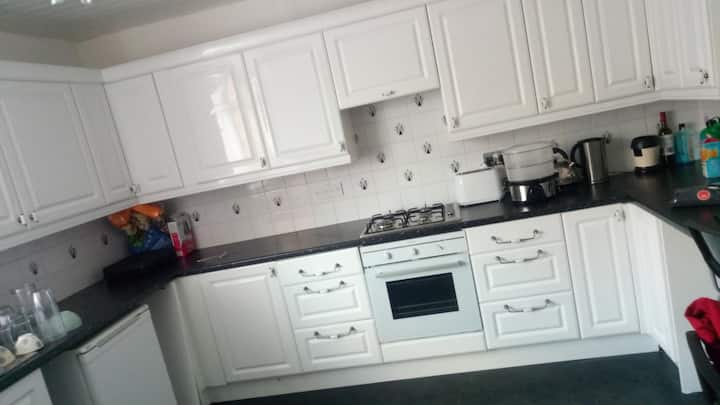 Great 3 Double Bedrooms. Parking. Large Kitchen. - Warrington