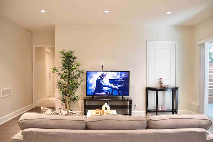 Creek Side 2-bedroom Private Suite - Burnaby