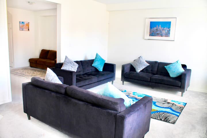 Large 4 Bed Room House - Oshawa
