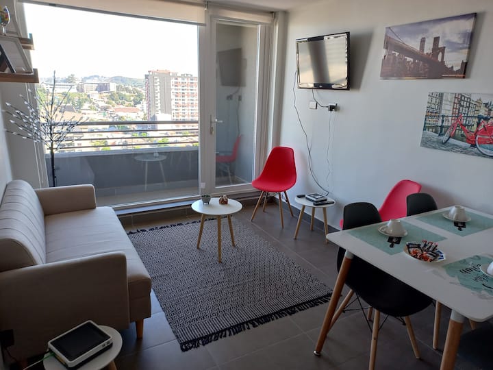 Departamento Nuevo, Completamente Equipado, Dos Dormitorios, Estacionamiento Privado, Internet Y Cable, Céntrico, Cerca De Hospital Regional Y Universidades, Lavandería, Quincho, Gimnasio, Locomoción A La Puerta. - Penco