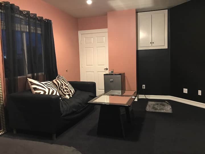 Huge Jungle Room. Location! Location! - Los Angeles, CA