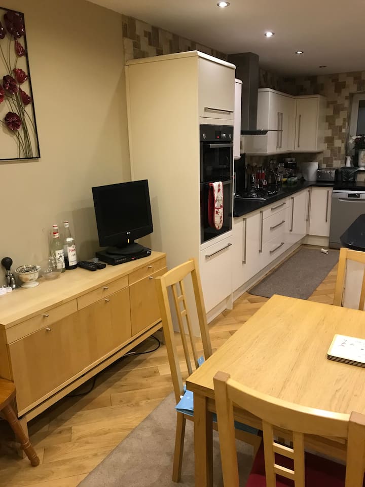 King Size Bed, Guest Bathroom, Wifi And Parking. - Cardiff