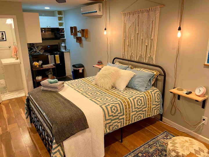 South Austin Backyard Bungalow, Private & Safe - Austin, TX