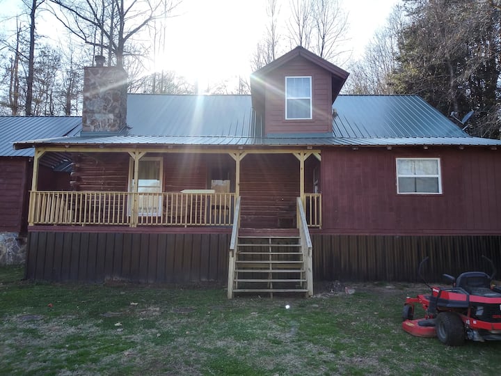Hoot Nanny's Rustic Cabin On Mossy Creek - Cleveland, GA