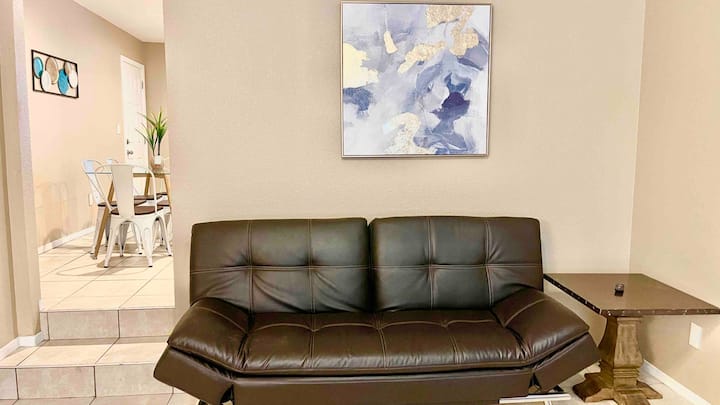 Great Neighbourhood, Sleeps 10 - Stockton, CA