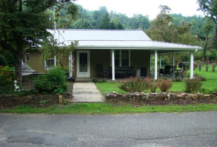 Riverfront Retreat In Bryson City - Bryson City, NC
