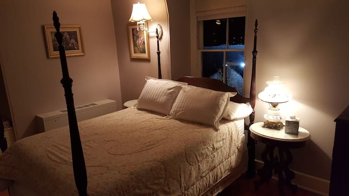 The Bevin House B&b, 2 People, William Room - East Hampton, CT