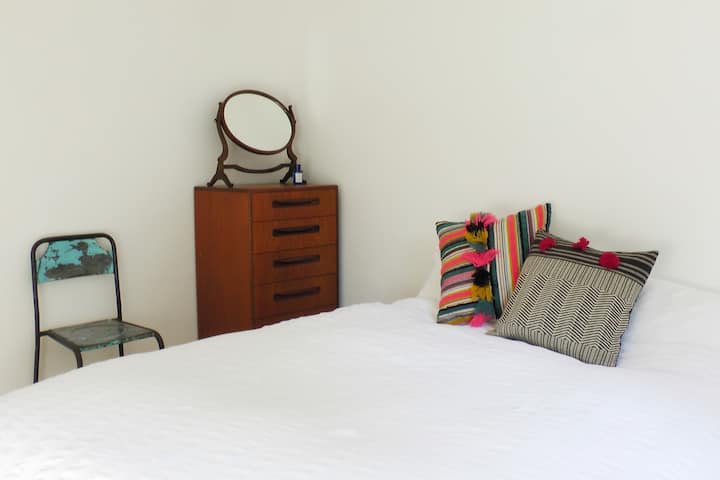 Central, Calm & Clean Artist's Flat - Londra