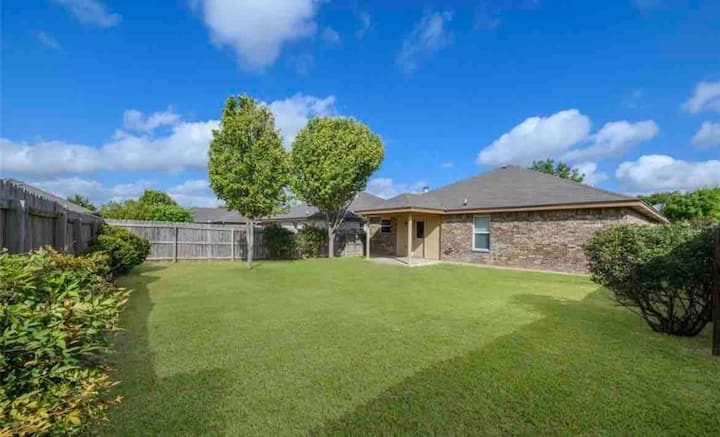 Cozy Family Friendly Retreat-crib & King Bed - Temple, TX