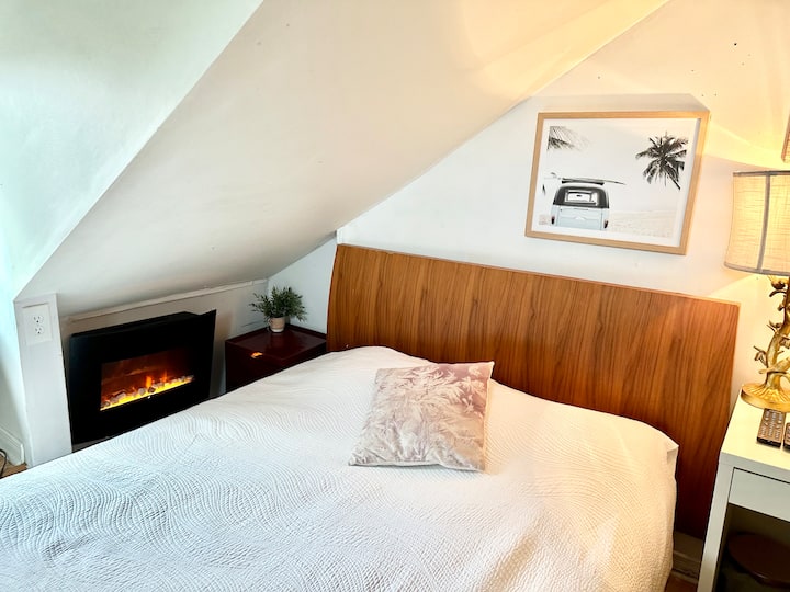 A Tiny Hotel: The Malibu Room - Toronto