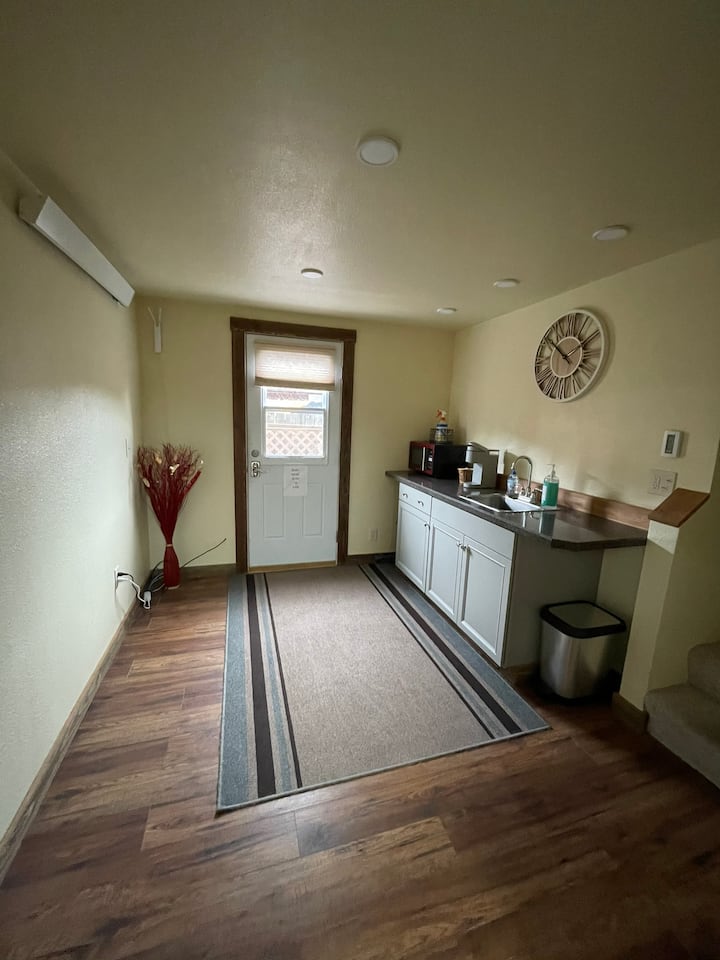 Parkway Yellowstone Guest House Apartment #5 - Gardiner, MT