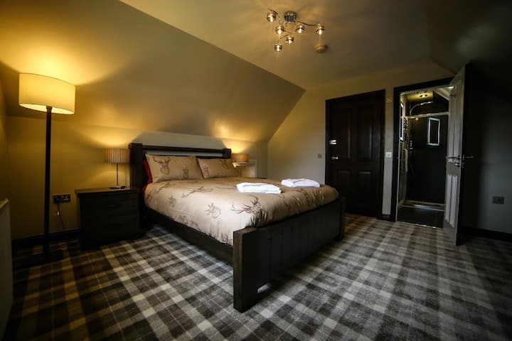 King Size Room With En Suite Shower Room 4 - Fort Augustus