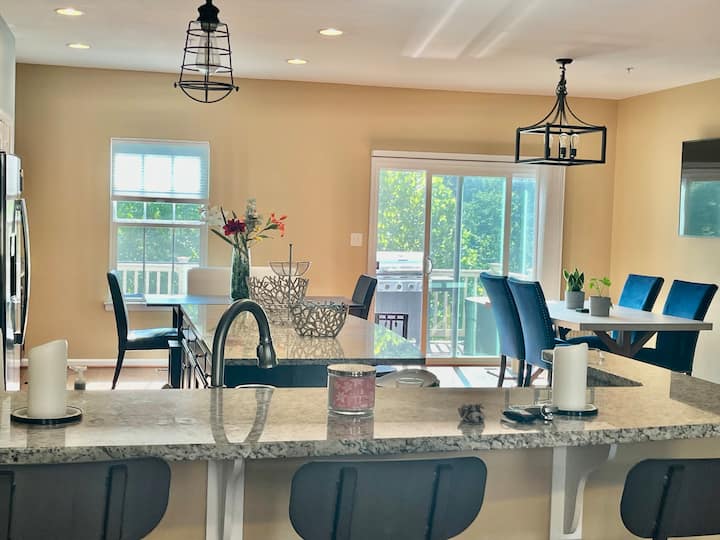 Luxury Townhouse Minutes From Downtown Wash Dc. - Largo, MD