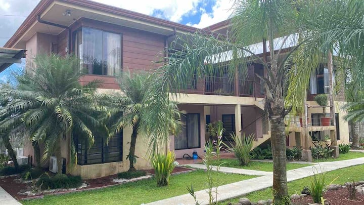 #2 'Yolo Pura Vida' Downtown Ac & Parking - La Fortuna