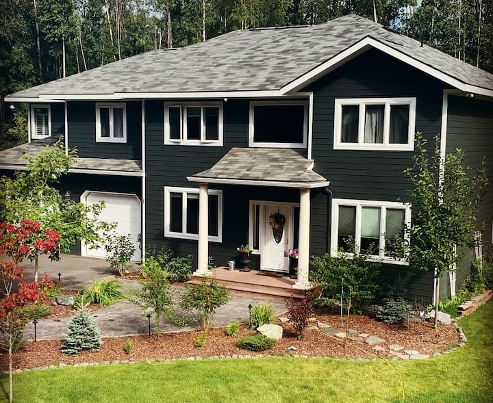 Private, Lovely Estate- Hot Tub! 20 Min From Anch! - Anchorage, AK