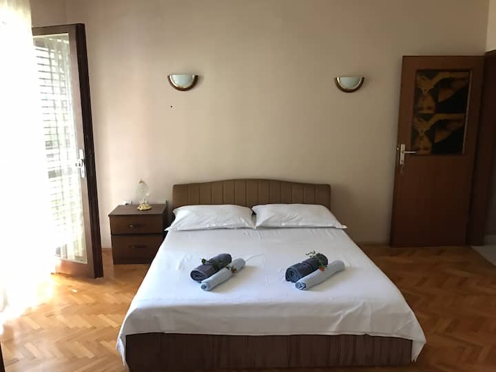 Apartment Lea 3 Vis - Lissa