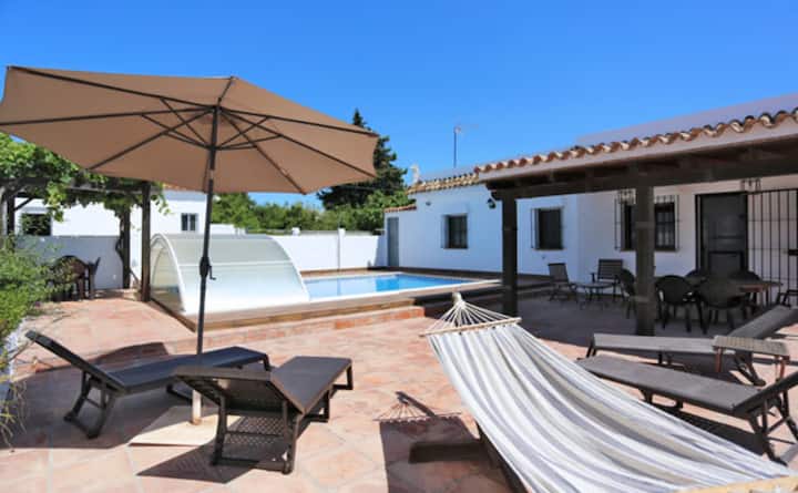 Chalet Con Piscina Cubierta. Ideal Para Familias. - Conil de la Frontera