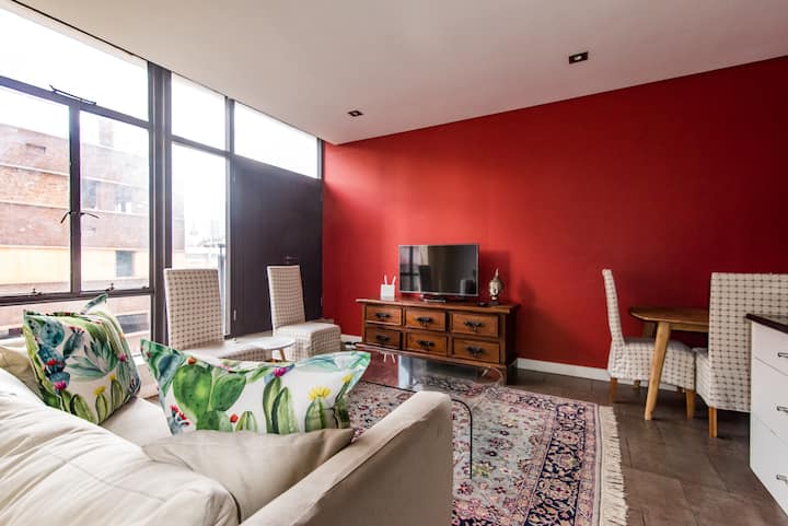 Chic & Comfortable 2-bed Central Pad In Newtown - Johannesburg