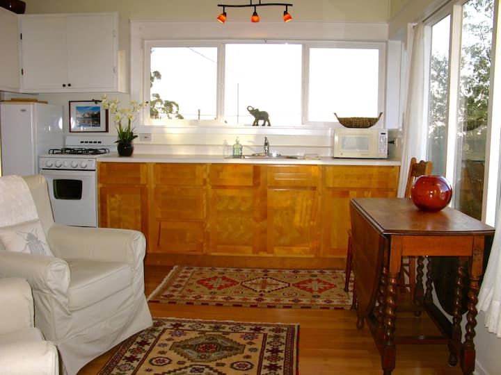 Cozy Redwood Cottage - Arcata, CA