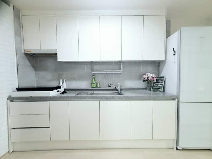 15일산 킨텍스 출장•인테리어•교민  환영 /2룸/ 무료주차/ 주엽역Apt/의류건조기 - 송포동