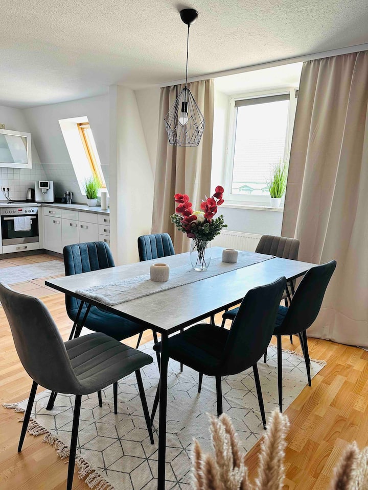 <Ruhige Wohnung Mit 2 Schlafzimmern Und Balkon> - Leipzig