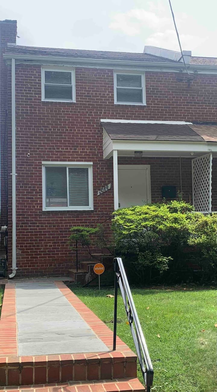 Cozy Two Bedroom Getaway! W/private Parking - Hyattsville, MD